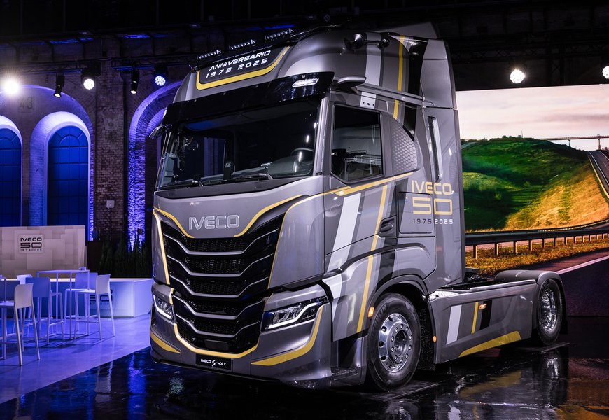 Iveco crée une série limitée "50 ans" de ses modèles S-Way et Daily ...