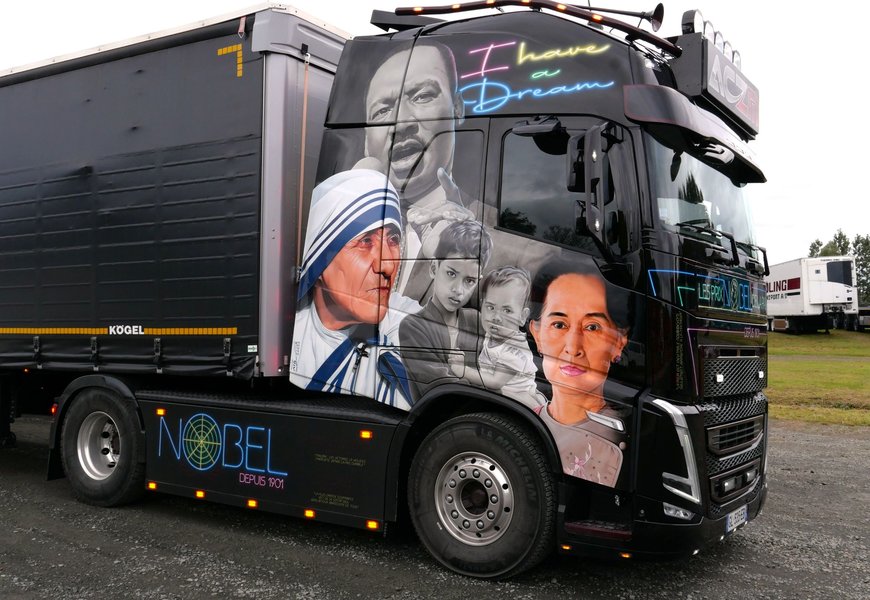 Camion décoré Volvo FH "Prix Nobel" d’ACZM : ode à la paix et à la ...